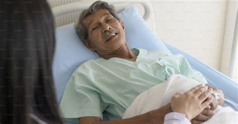 병원 건강 관리 및 의료 개념에서 노인 환자의 손을 잡고 있는 의사 사진 Unsplash의 알츠하이머 병 이미지