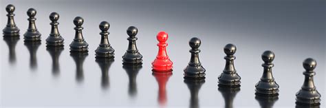 리더십 개념 체스의 빨간 폰 흰색 배경에 검은 폰의 군중에서 눈에 띄는 0명에 대한 스톡 사진 및 기타 이미지 0명 1위 개념 Istock