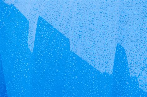 물 방울의 물방울과 파란색 자동차 표면 가을 비오는 날에 는 건물 반사와 물 방울을 닫습니다 비 젖은 날씨 배경 가을에 대한 스톡 사진 및 기타 이미지 Istock