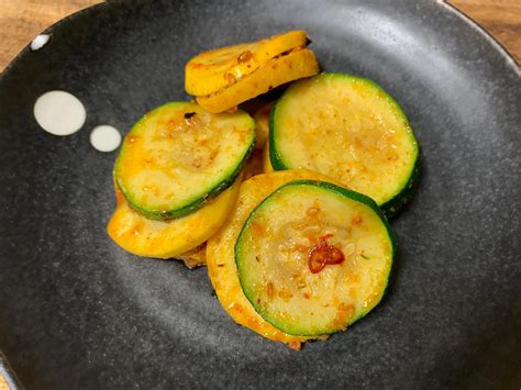 【ズッキーニのナムル】 材料ズッキーニ1本、ごま油大1、鶏がらスープ小1、醤油小2、白炒りごま大1、鷹の爪小1 作り方ズッキーニを輪切りに