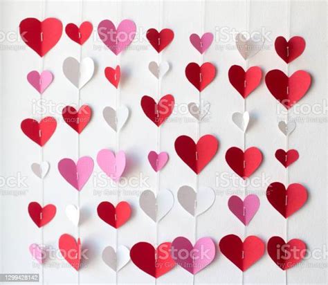 빨간색 흰색 분홍색 색상의 종이 하트는 실에 매달려 흰색 벽에 매달려 있습니다 발렌타인 데이 장식 발렌타인 데이 컨셉 닫습니다 하트 모양에 대한 스톡 사진 및 기타 이미지