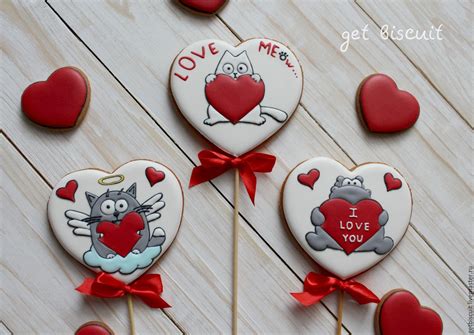 Ярко-красные валентинки - пряничные украшения ко Дню святого Валентина