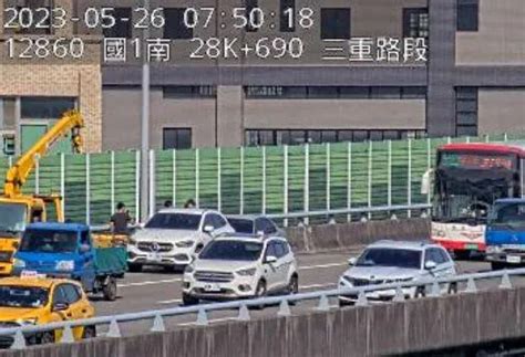 快訊上班族哀號！國1高架北上三重段車禍 轎車追撞賓士休旅 回堵1公里