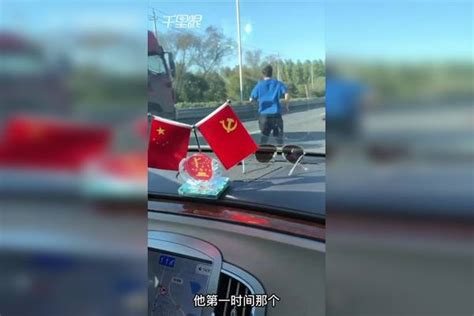 【江苏】老奶奶骑车摔倒男子第一时间停车冲过去救人 女朋友：自己挺担心的不过很佩服他男子女朋友老奶奶