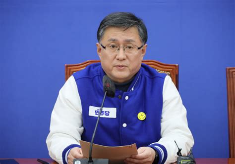 민주 위성정당 비례대표 추천 후보 발표‘반미 논란 전지예 사퇴