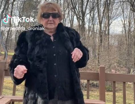 Abuela de 92 años enojó a la familia de un ex al colarse en su funeral