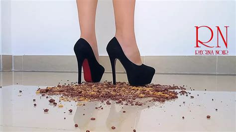 Copos De Maíz Destruyendo Con Botas De Tacones Altos En El Suelo Los Cornfalkes Necesitan Ser