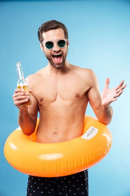 Feliz Hombre Sin Camisa Sonriente Con Anillo Inflable Foto Gratis