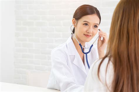 여성 의사가 환자에 게 얘기입니다 의사 그리고 환자는 테이블에 앉고 있는 동안 뭔가 논의 의학 및 건강 관리 개념입니다 의사와