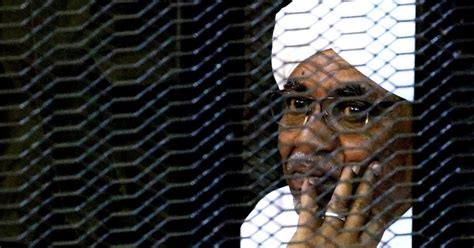 البشير يواجه اتهامات جديدة ولجنة سودانية تصادر حسابا مصرفيا يخصه
