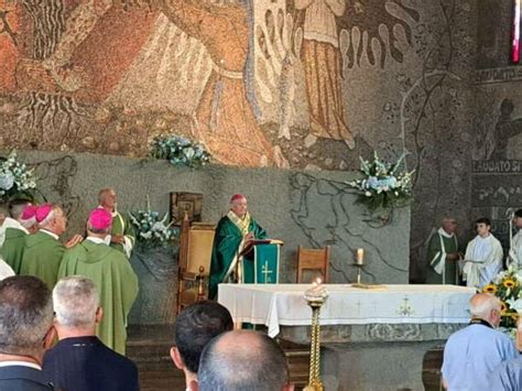 compleanno per il vescovo De Luca che presto lascerà la Diocesi che ha guidato negli ultimi