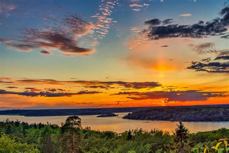 Green Grass Near Body Of Water During Sunset Photo Free Szwecja Image