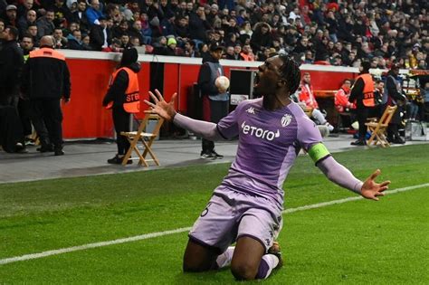 Ligue Europa Monaco Simpose Sur La Pelouse Du Bayer Leverkusen Au