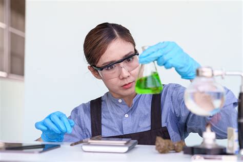 병원 수면 및 암 약물 치료에 사용하는 연구 대마를 위한 사티바 대마초 농업 농장에서 일하는 식물 과학자 Thc에 대한 스톡