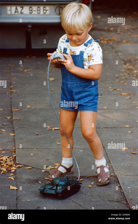 Berlin Ddr Junge Spielt Auf Der Panke Hart Mit Einem Spielzeug Panzer