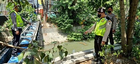 Polsek Semampir Cek Ketinggian Debit Air Sungai Pegirian Antisipasi Adanya Potensi Banjir
