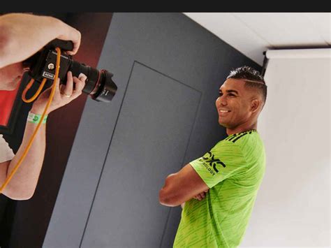 Veja As Primeiras Fotos De Casemiro Com A Camisa Do Manchester United