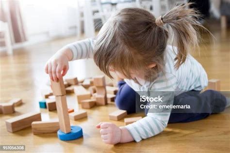 2 년 오래 된 여자 재생 이며 나무 장난감 블록의 타워를 구축 아이에 대한 스톡 사진 및 기타 이미지 아이 놀기 블럭 Istock