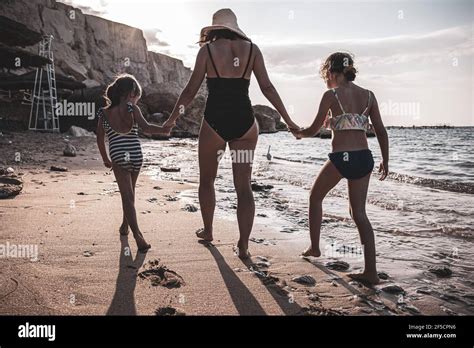 Petite Fille En Bikini De Dos Banque De Photographies Et Dimages à