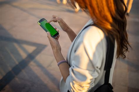 크로마 키가 표시된 휴대 전화를 사용하는 인식 할 수없는 여성 스마트폰에 대한 스톡 사진 및 기타 이미지 스마트폰 증권 시장과 거래소 30 34세 Istock