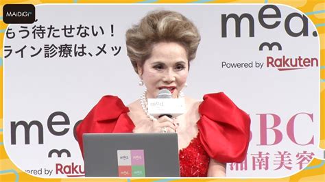 デヴィ夫人、美しい立ち姿の秘密はハイヒール 「イッテq！」“出川ガール”は「100メートルも歩けなかった」 真っ赤なドレスでイベント登場