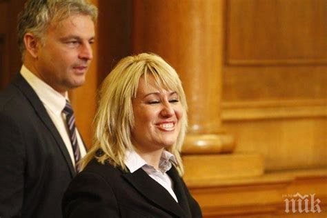 ЗАД КУЛИСИТЕ Ето я тайната за марковите тоалети и обувки на Ана Баракова За две години