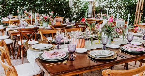 라틴 아메리카의 결혼식 피로연을 위해 장식된 테이블에 꽃과 접시가 있는 테이블이 있는 테라스 사진 Unsplash의 연회 이미지