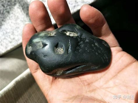 籽料里的水晶黑青料里那些独特的伴生矿 知乎