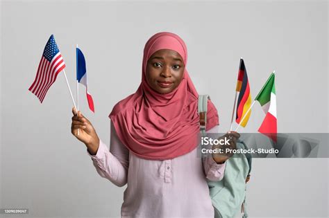 다양한 깃발을 보여주는 히잡에서 혼란 아프리카 계 미국인 여성 고름에 대한 스톡 사진 및 기타 이미지 고름 공부 관광객