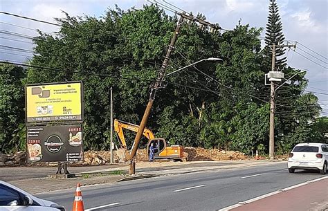 Caminhão enrosca na fiação elétrica e quebra poste em Jaraguá do Sul