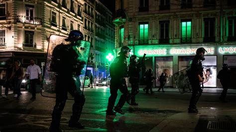 Émeutes un tireur qui circulait à scooter a fait feu à larme longue