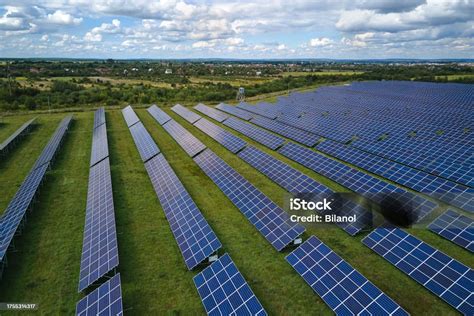 청정 전기 에너지를 생산하기 위한 많은 태양광 전광 패널이 있는 대규모 지속 가능한 전력 발전소의 공중 보기 제로 배출 개념을 가진 재생 가능 전기 0명에 대한 스톡 사진