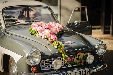 Schöner Oldtimer Mit Aufwendigem Dekoherz Hochzeit Auto Heiraten In