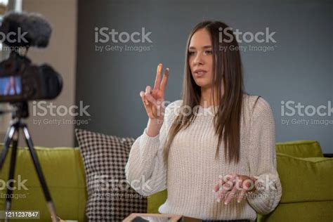 화장품에 대한 자신의 블로그에 대한 비디오를 만드는 여자 뷰티 블로거의 날 20 29세에 대한 스톡 사진 및 기타 이미지