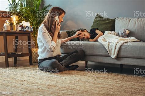 온도계가 침대에 누워 있는 아픈 소년과 어머니의 손이 온도를 복용합니다 2명에 대한 스톡 사진 및 기타 이미지 2명 30
