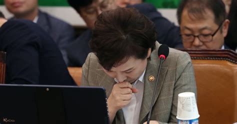 포토 자료 살펴보는 김현미 국토부 장관