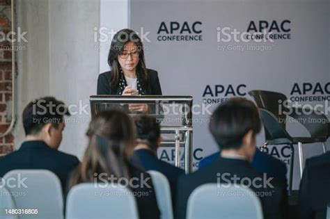 아시아계 중국인 사업가가 연설 세미나 비즈니스 컨퍼런스에서 발표를 준비하고 있다 50 54세에 대한 스톡 사진 및 기타 이미지