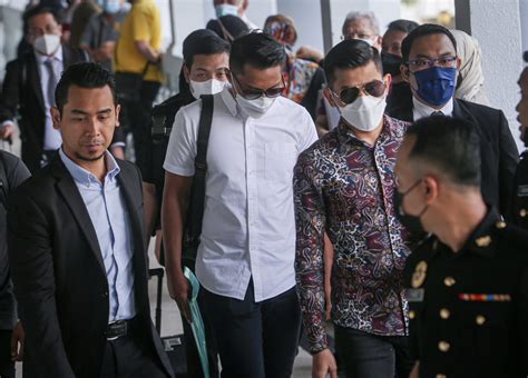 Mahkamah Bekas Eksekutif Petronas Carigali Didakwa Terima Rasuah Rm61