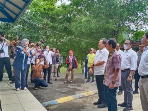 Wakil Rektor 1 Bersama Menteri KKP Dan Dekan FPIK Melakukan Tebar Benih
