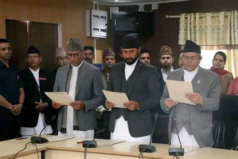 रवि लामिछाने र स्वर्णिम वाग्लेले लिए शपथ