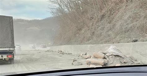 Prosuo Se Cement Iz šlepera Kod Ovčar Banje Na Putu Oblak Prašine
