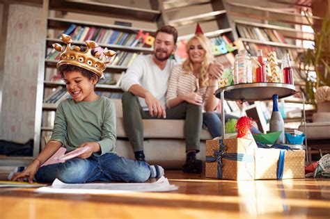 입양 된 어린 소년은 어린이 생일 파티에서 가족과 즐거운 시간을 보내고 있습니다 가족 축하 함께 20 29세에 대한 스톡 사진 및 기타 이미지 Istock