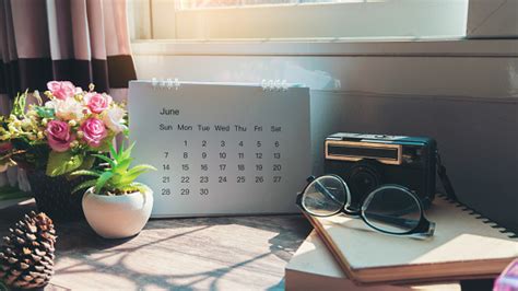 여행 계획 개념 주최자 플래너 책 데스크탑 노트북 캘린더 안경 및 오래된 필름 카메라 장소가 나무 책상에 놓아 여름에 휴가 시간을 계획 할 준비가되어 있습니다 0명에 대한