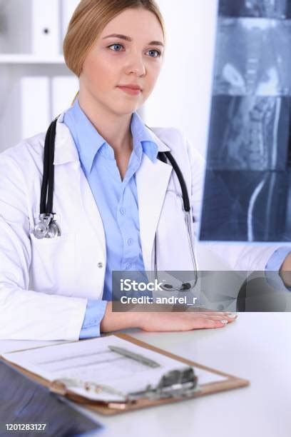 Dokter Wanita Memeriksa Gambar Xray Dekat Jendela Di Rumah Sakit Ahli