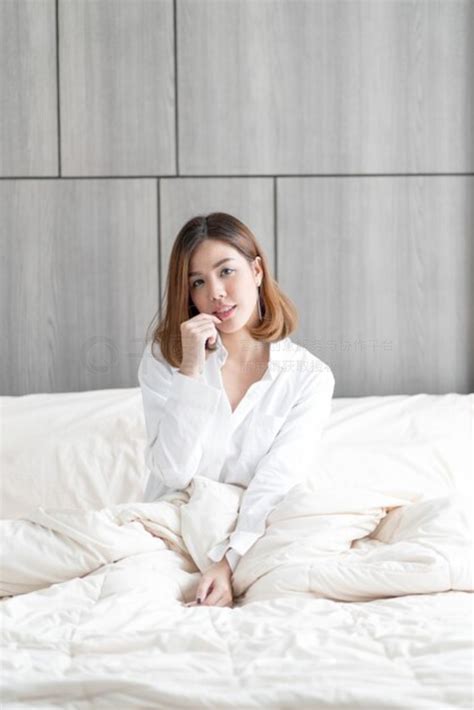 女人免抠元素 女人在床上醒来 素材免费下载 626像素 格式 编号68634891 千图网