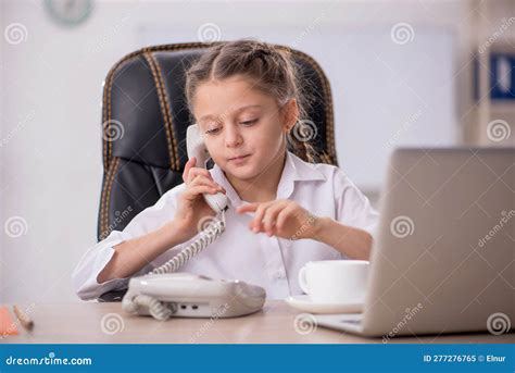 Garotinha Sentada Na Sala De Aula Imagem De Stock Imagem De Telefone