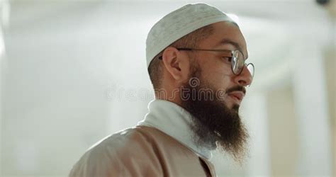Preghiera Islamica Fede E Uomo In Moschea Con Gratitudine