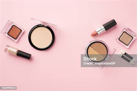 메이크업 컨셉 립스틱 콤팩트 파우더 윤곽 팔레트 아이섀도우 브러쉬와 파스텔 핑크 배경에 매니큐어의 탑 뷰 사진 립스틱에 대한