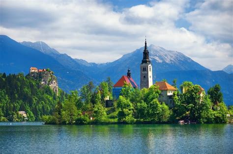 Lago bled con iglesia y montañas en segundo plano Foto Premium