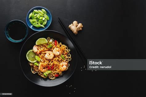 접시에 야채와 새우와 맛있는 식욕을 돋우는 아시아 국수 국수에 대한 스톡 사진 및 기타 이미지 국수 새우 해산물 궁중팬